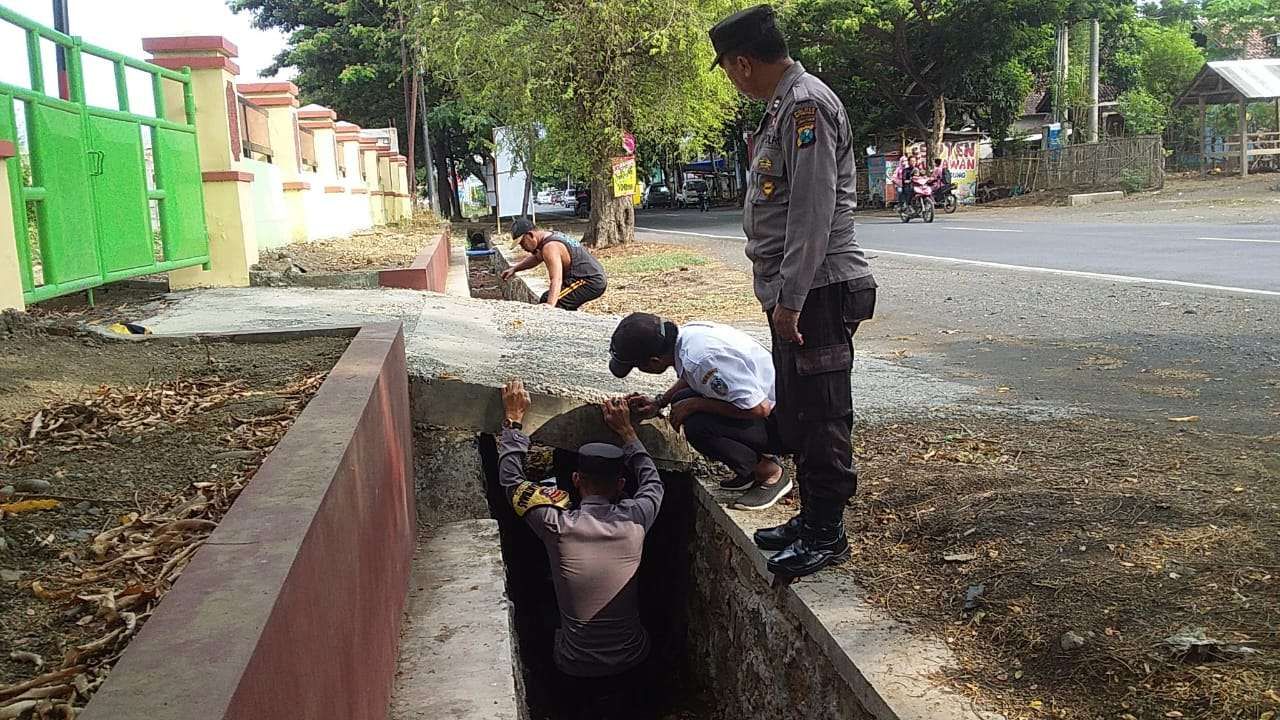 RRI.co.id - Polisi Evakuasi ODGJ Sakit di Kolong Jembatan RRI.co.id - Polisi Evakuasi ODGJ Sakit di Kolong Jembatan