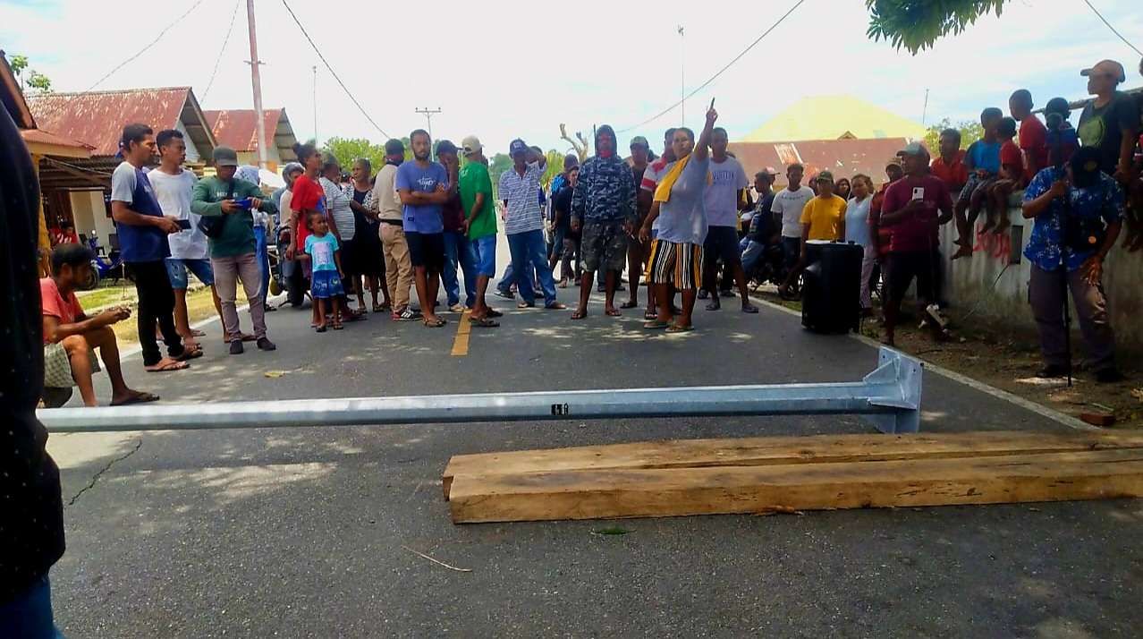 RRI.co.id - Warga Kamarian Palang Jalan Lintas Seram, Tuntut PSU Pemilu ... RRI.co.id - Warga Kamarian Palang Jalan Lintas Seram, Tuntut PSU Pemilu ...