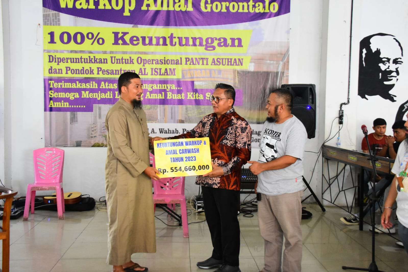 RRI.co.id - Marten Taha Serahkan Bantuan Sosial Kepada Panti Asuhan RRI.co.id - Marten Taha Serahkan Bantuan Sosial Kepada Panti Asuhan